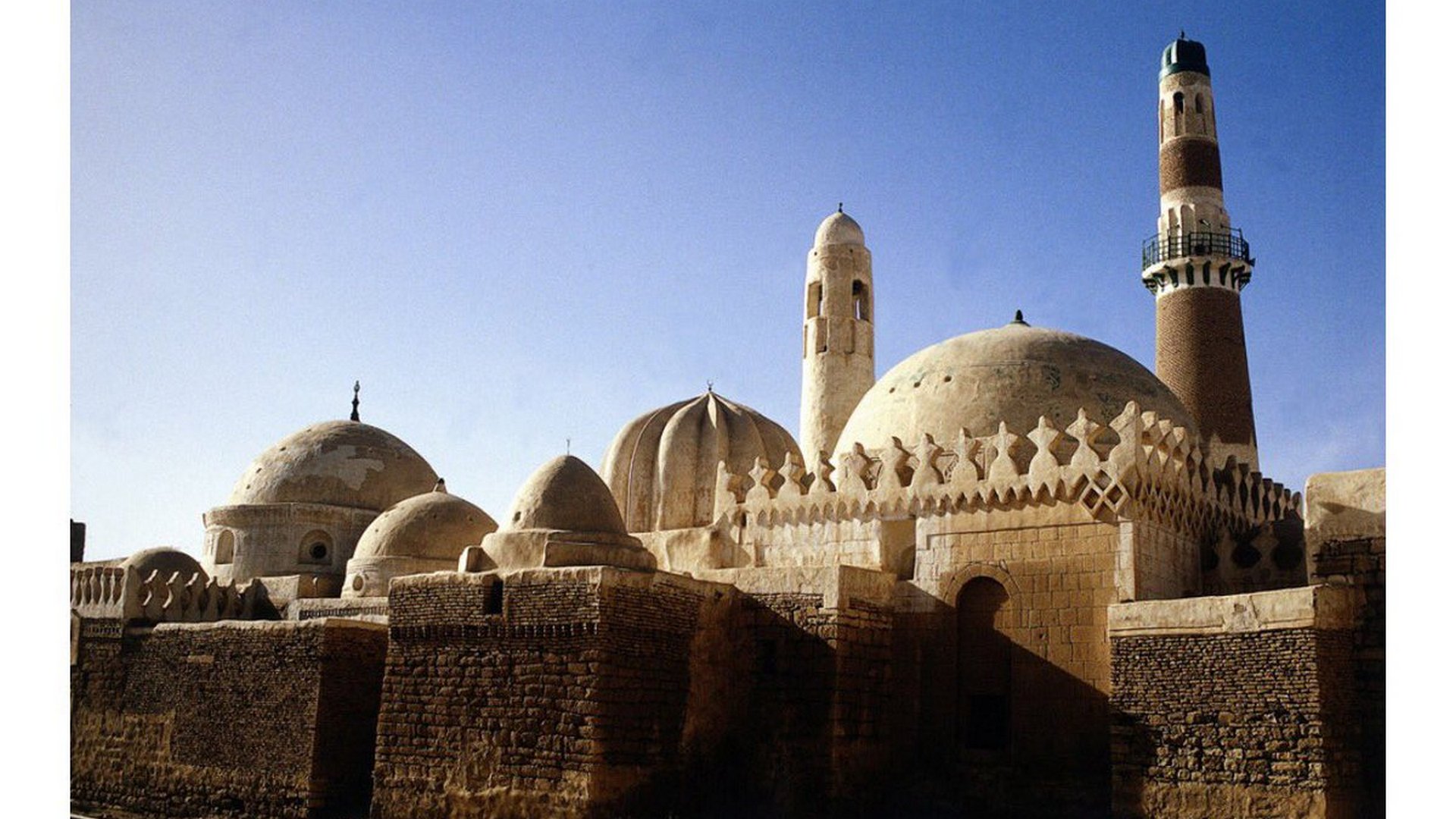 Al-Hadi Mosque - Awe-inspiring Places