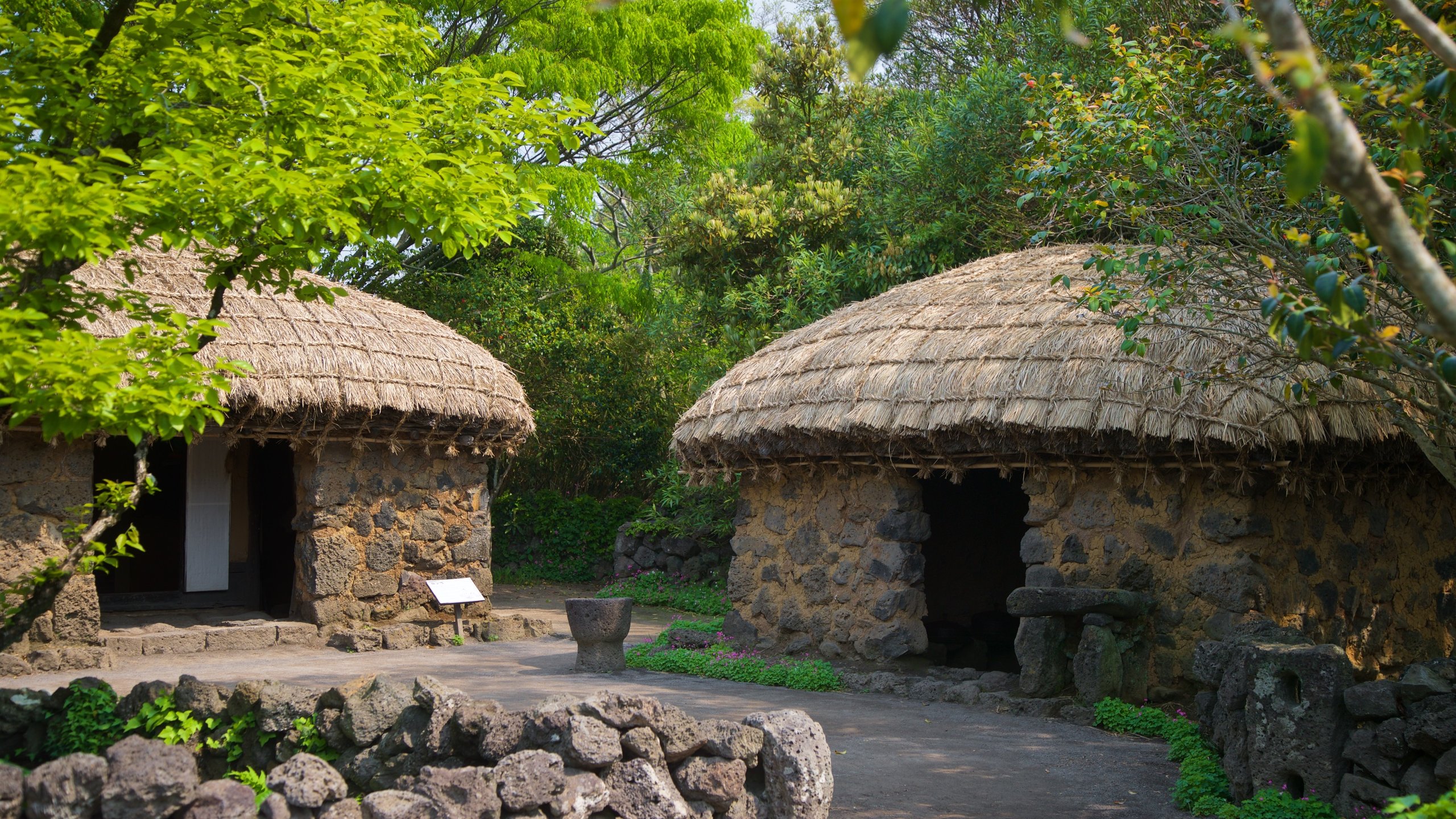 Jeju Folk Village Museum - Awe-inspiring Places