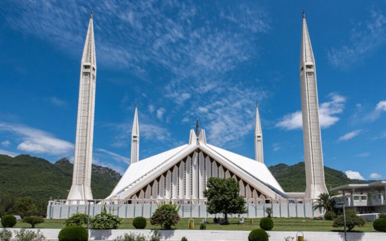 Largest Mosque In Pakistan - Awe-inspiring Places