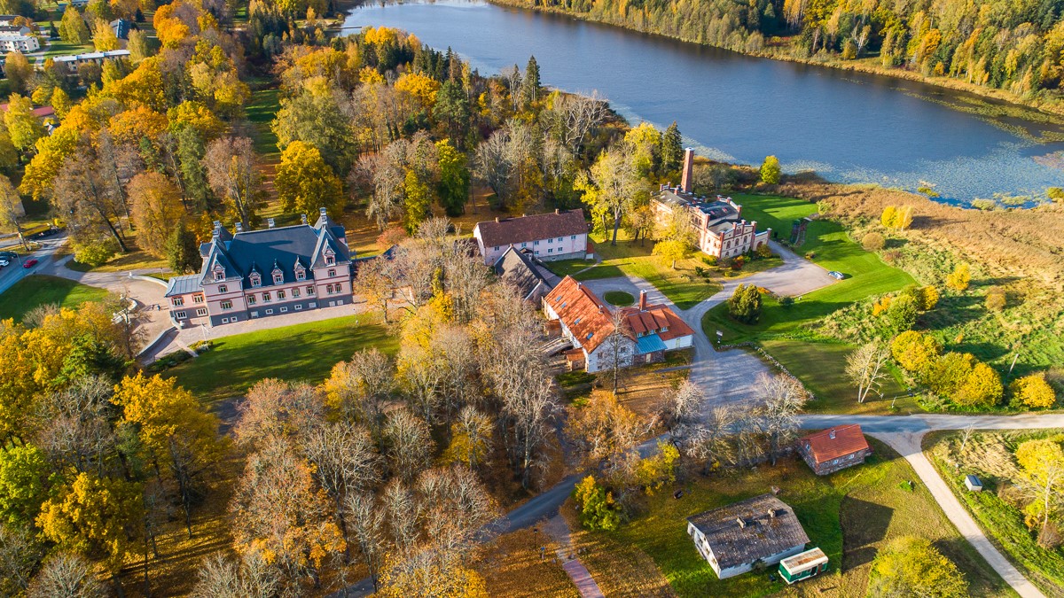 Mooste Manor - Awe-inspiring Places
