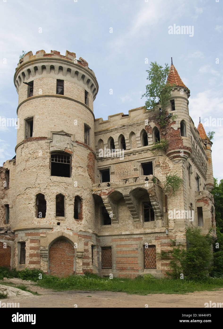 Muromtzevo Castle - Awe-inspiring Places