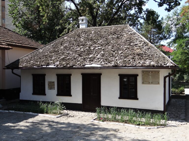 Alexander Pushkin House And Museum - Awe-inspiring Places