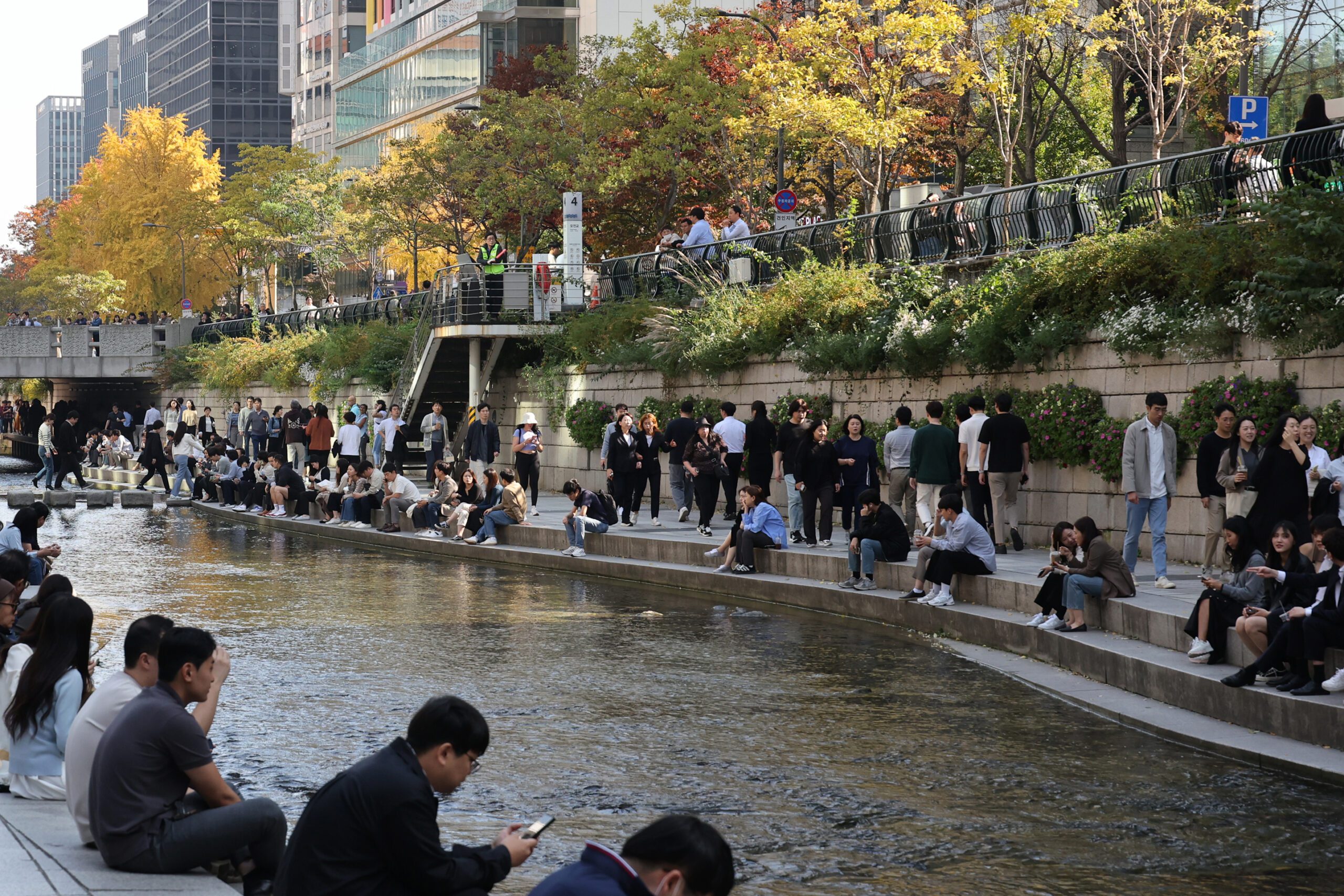 Cheonggyecheon Stream - Awe-inspiring Places